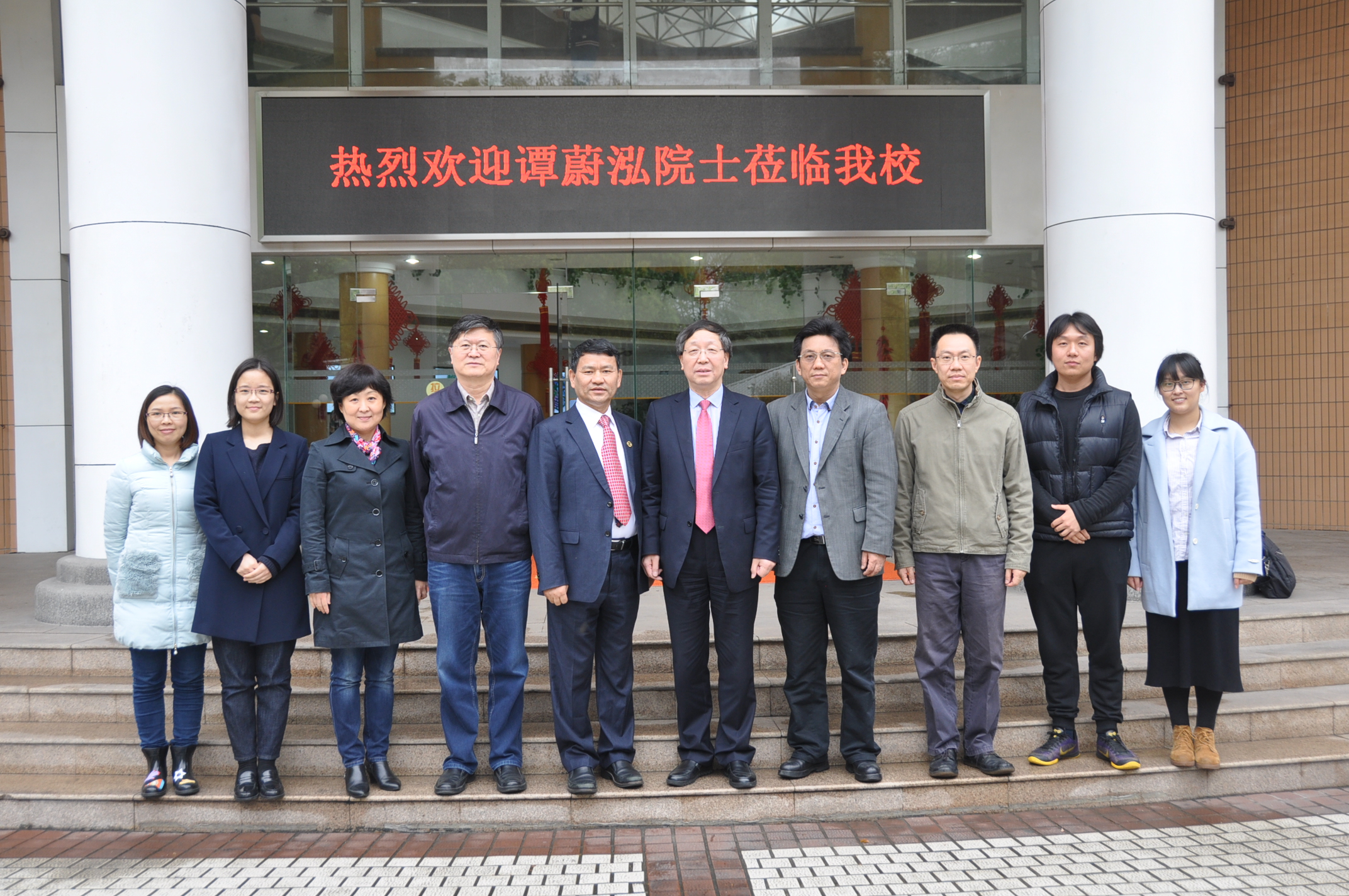 Prof. Tan Weihong was appointed as the Honored Professor of ECUST ...